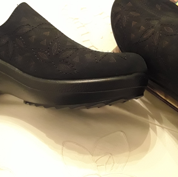 Fly Flot | Shoes | New Fly Flot Italian Black Suede Anatomic Clogs 39 ...